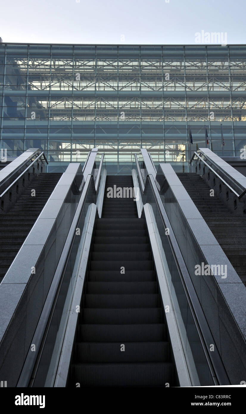 Escalator ramp hi-res stock photography and images - Alamy