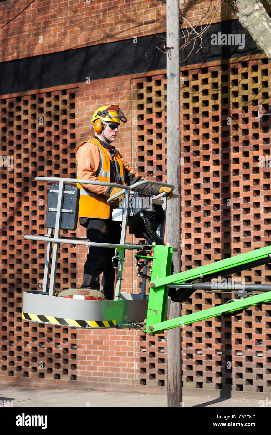 Hydraulic lift cherry picker hi-res stock photography and images - Alamy
