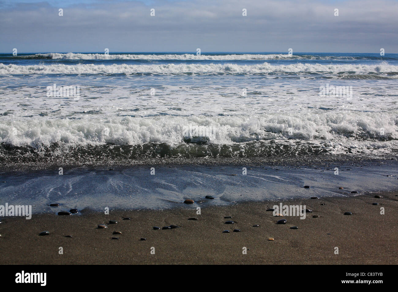 Wave crashing on beach hi-res stock photography and images - Alamy