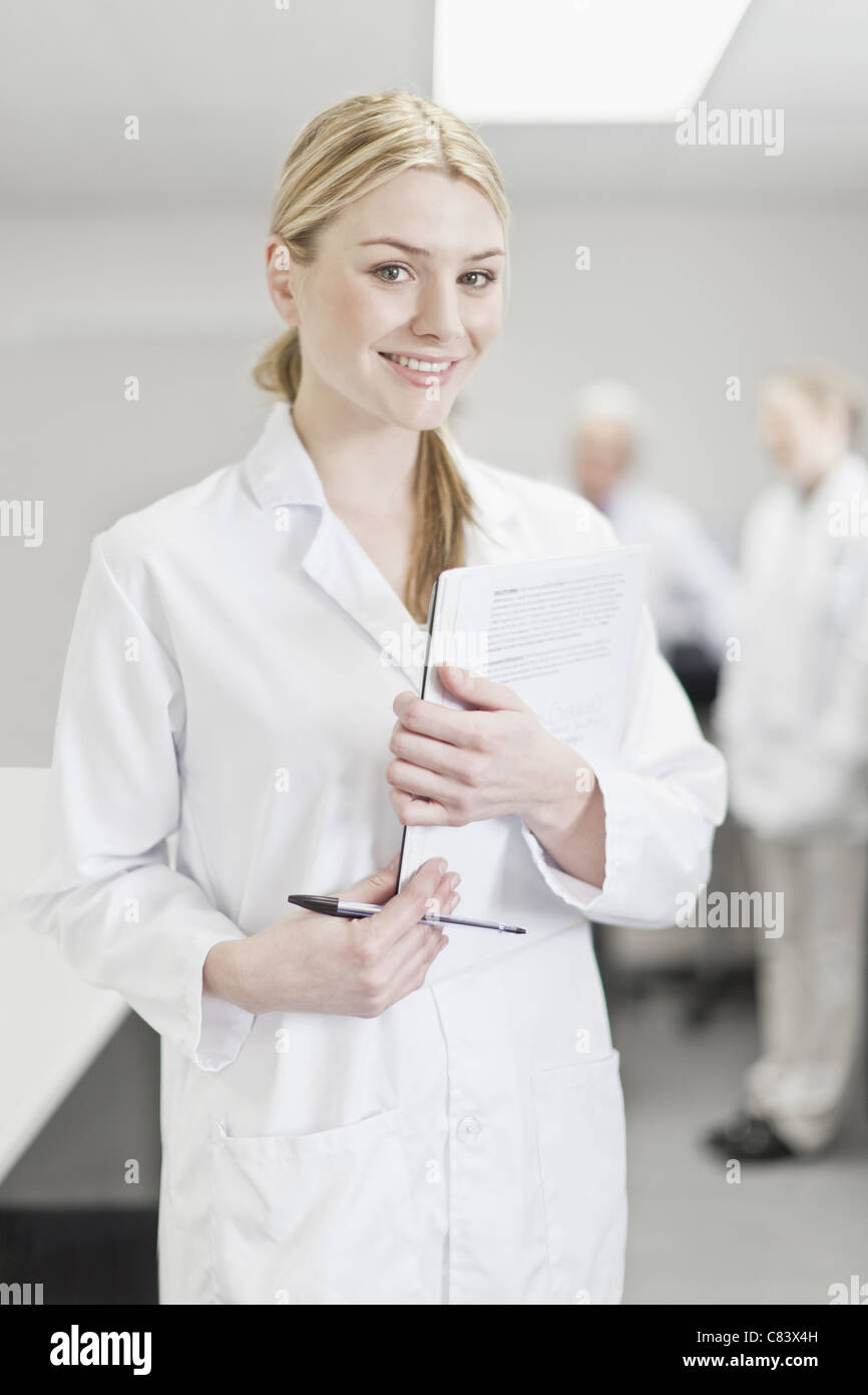 Scientist with notes in pathology lab Stock Photo - Alamy