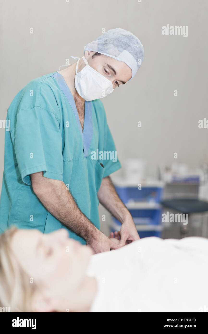 Doctor preparing patient for surgery Stock Photo - Alamy Doctor preparing patient for surgery Stock Photo - Alamy