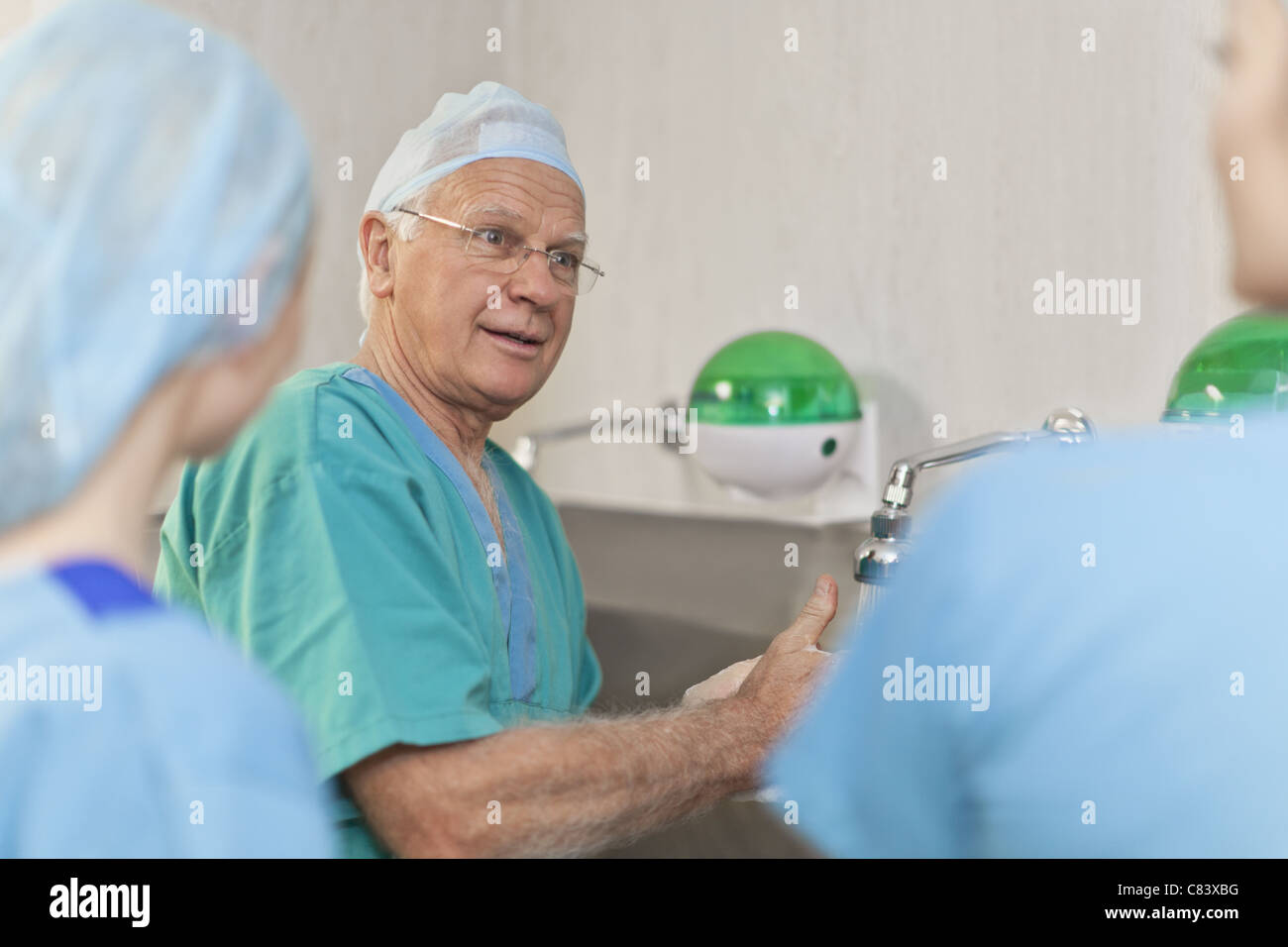 Doctor washing hands before surgery hi-res stock photography and images ...