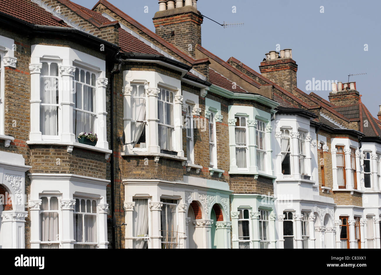 Terraced housing london hi-res stock photography and images - Alamy