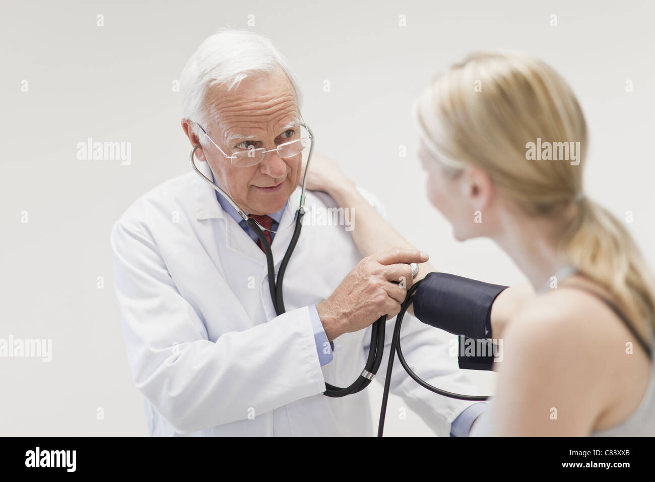 Doctor Taking Patient s Blood Pressure Stock Photo Alamy doctor-taking-patient-s-blood-pressure-stock-photo-alamy