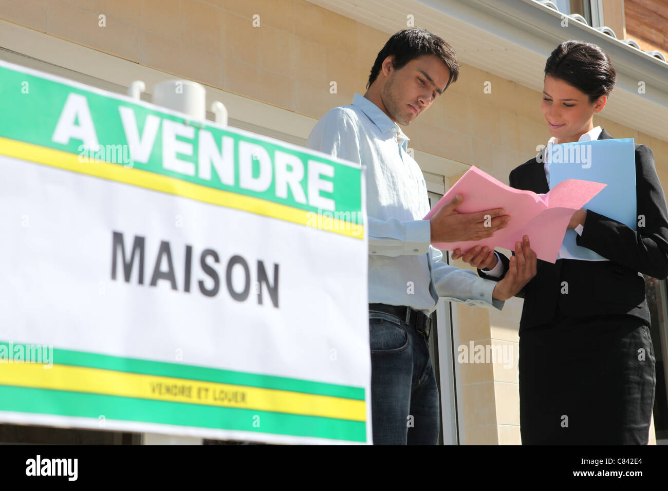Agent discussing details with a property vendor Stock Photo - Alamy