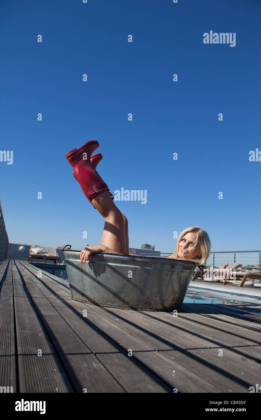 Metal tub hi-res stock photography and images - Alamy