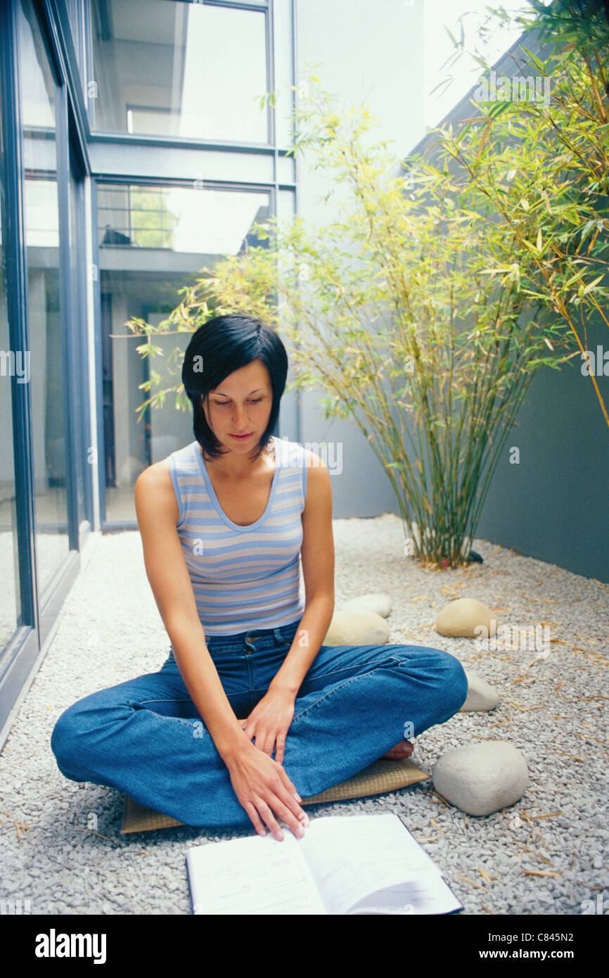 Reading In The Garden High Resolution Stock Photography and Images - Alamy