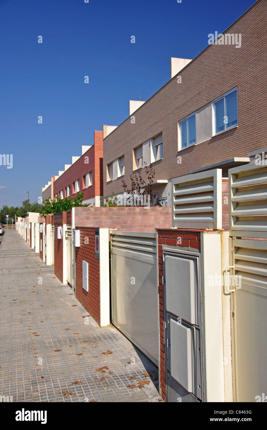 Row houses spain hi-res stock photography and images - Alamy