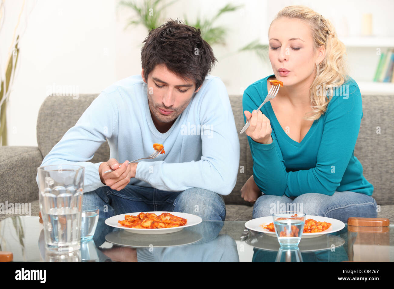 Couple eating meal at home Stock Photo - Alamy
