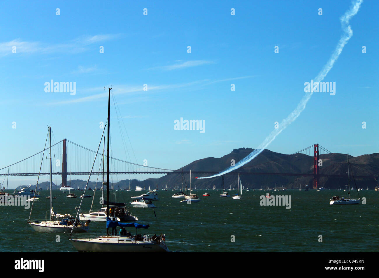 Golden gate bridge plane hi-res stock photography and images - Alamy
