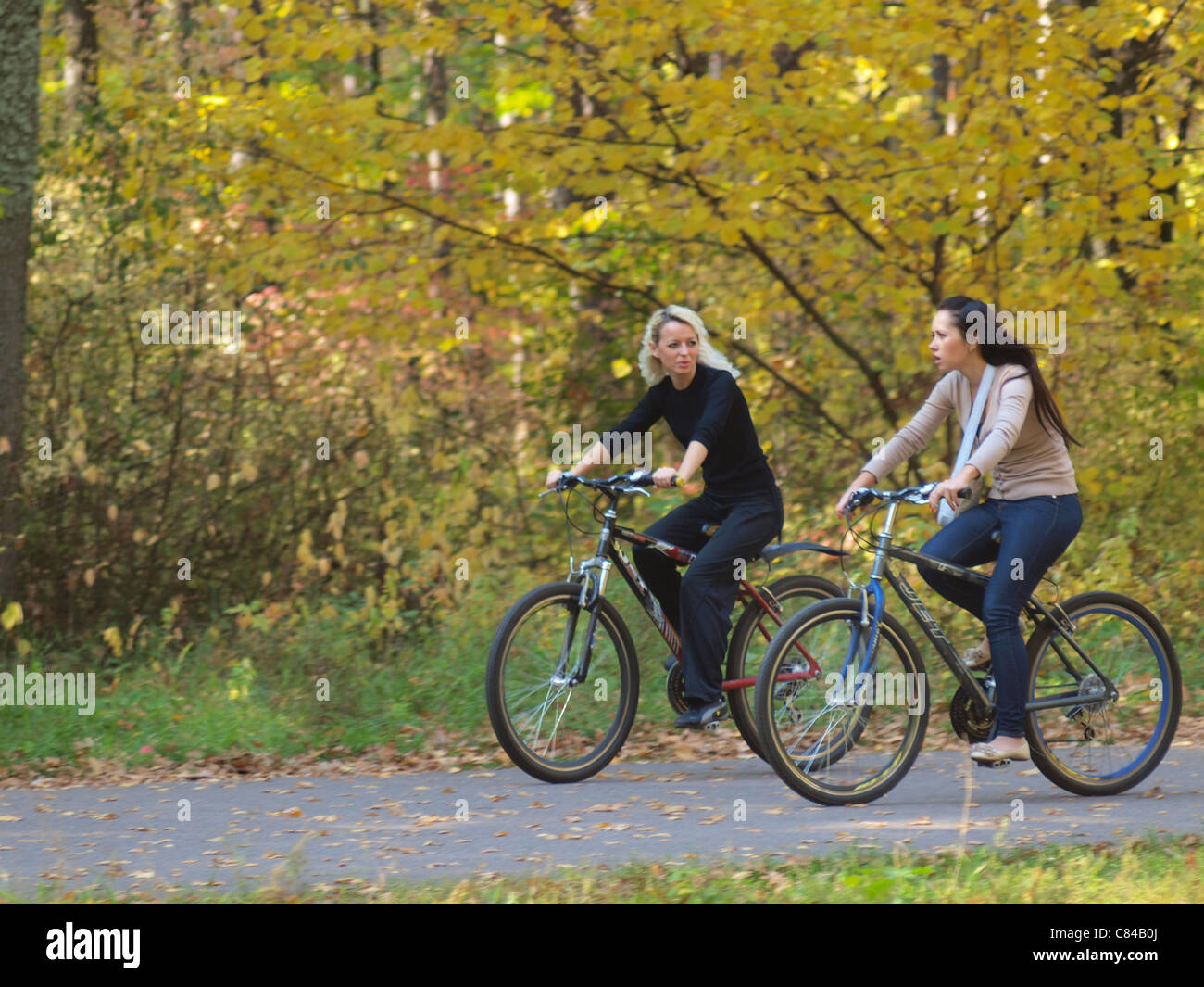 People walking and cycling hi-res stock photography and images - Alamy