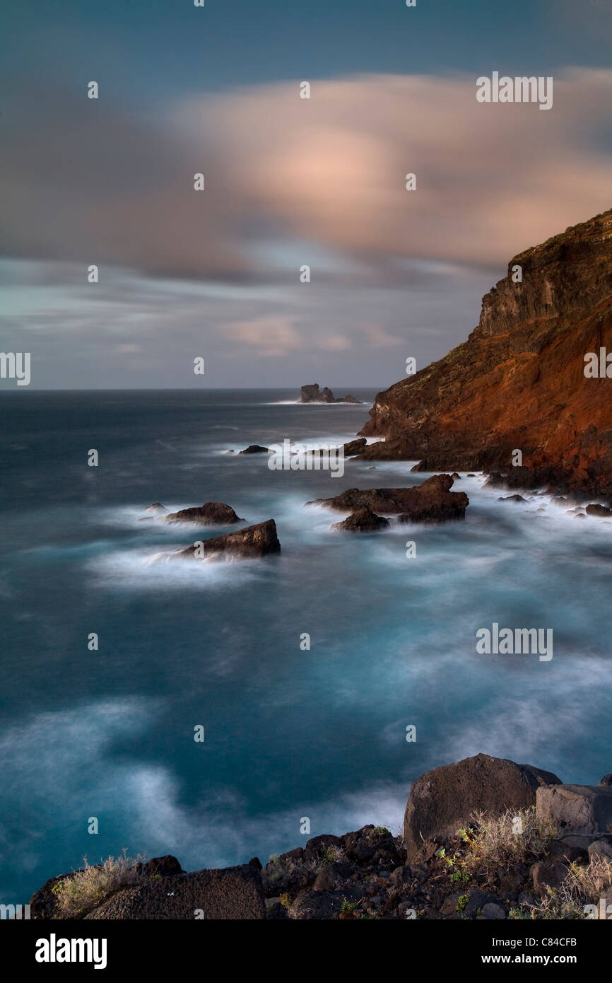 Waves crashing on rocky cliffs Stock Photo - Alamy