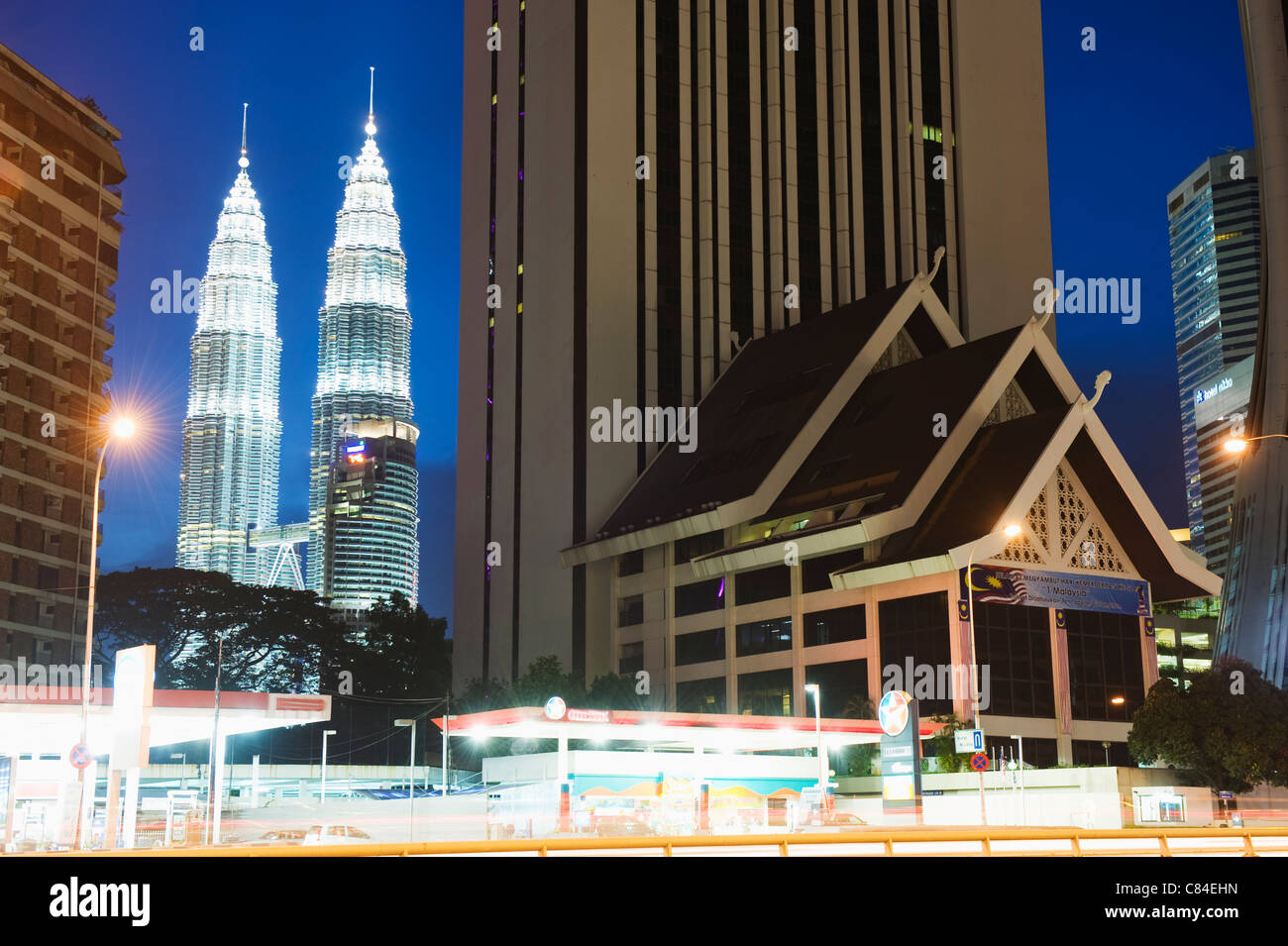Petronas towers building hi-res stock photography and images - Alamy