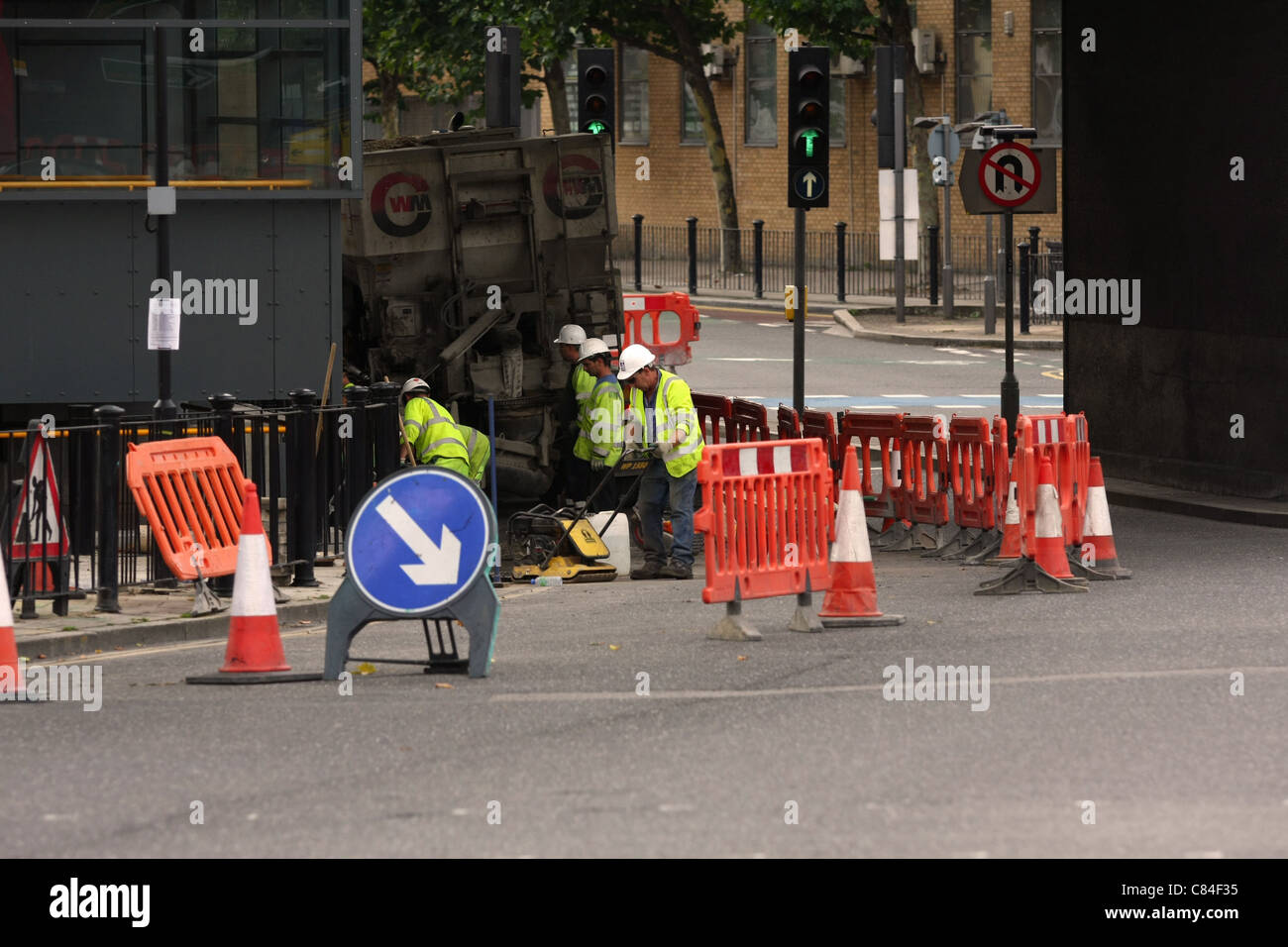 Workmen road side working hi-res stock photography and images - Alamy