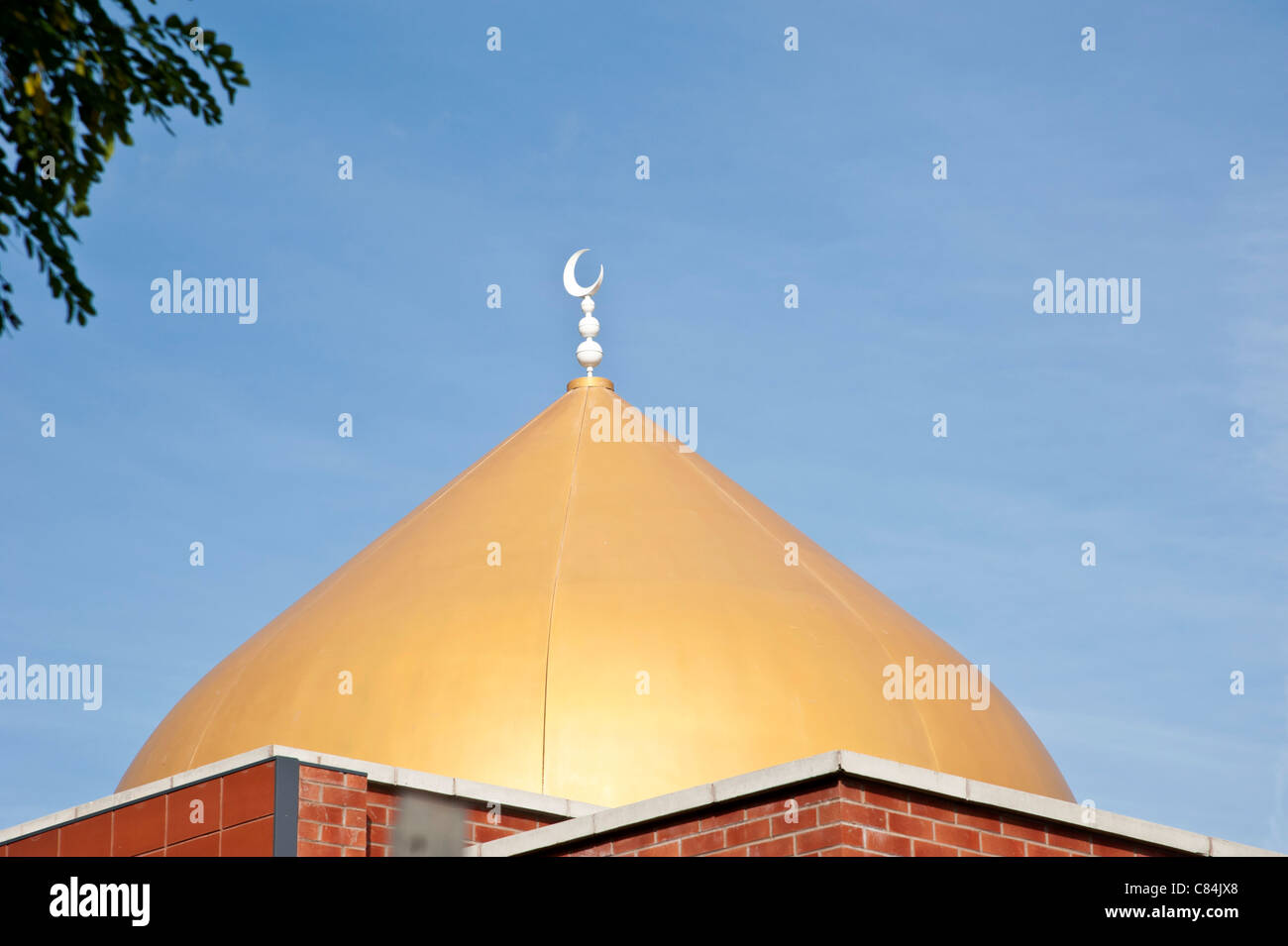 Redditch new mosque dome crescent against a blue sky Stock Photo - Alamy