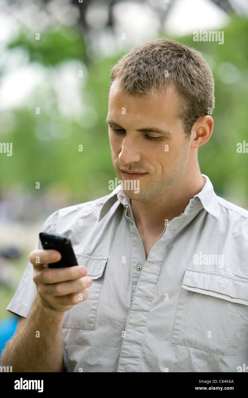 Man text messaging with cell phone Stock Photo - Alamy