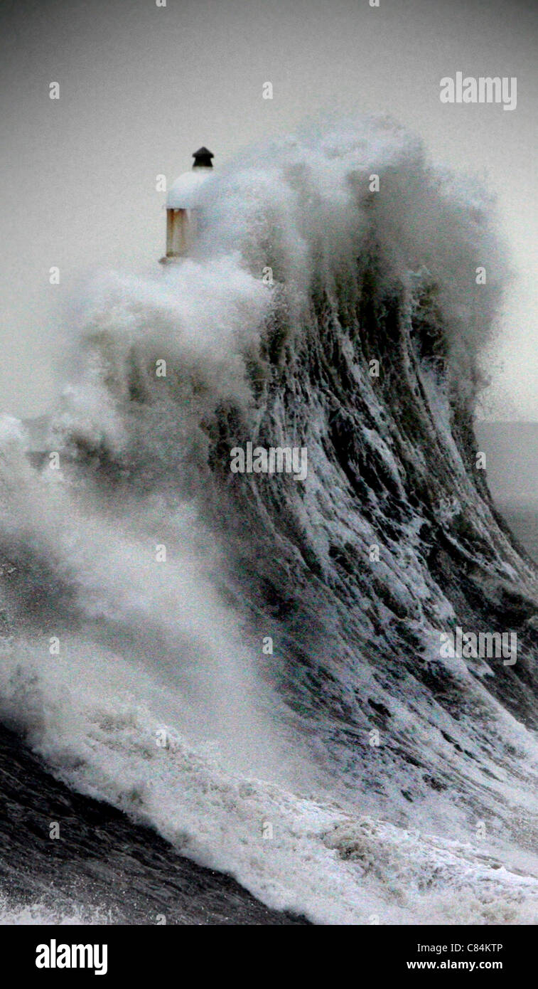 Lighthouse Storm Waves Stock Photos & Lighthouse Storm Waves Stock ...