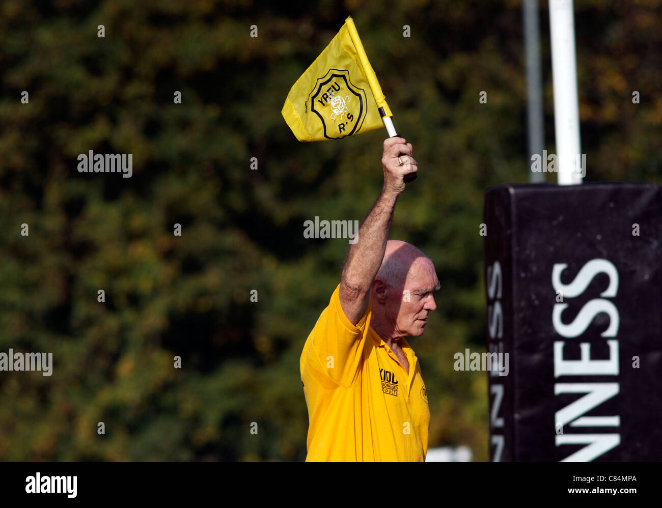 Referee signals rugby hi-res stock photography and images - Alamy