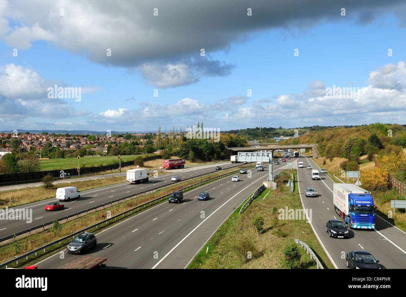 M1 Motorway Bridge Truck Stock Photos & M1 Motorway Bridge Truck Stock ...