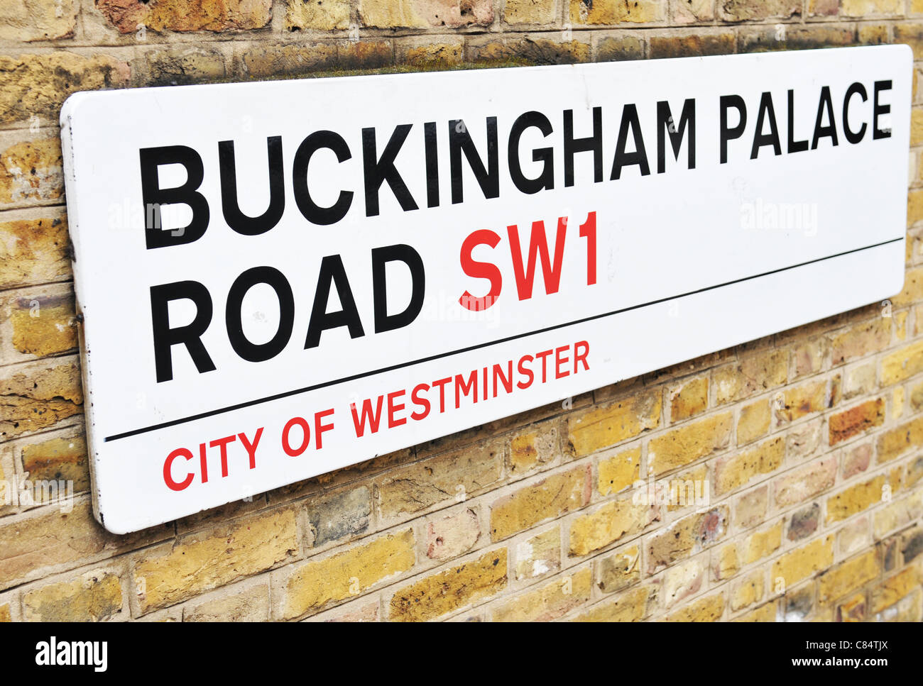 Buckingham palace direction sign hi-res stock photography and images ...
