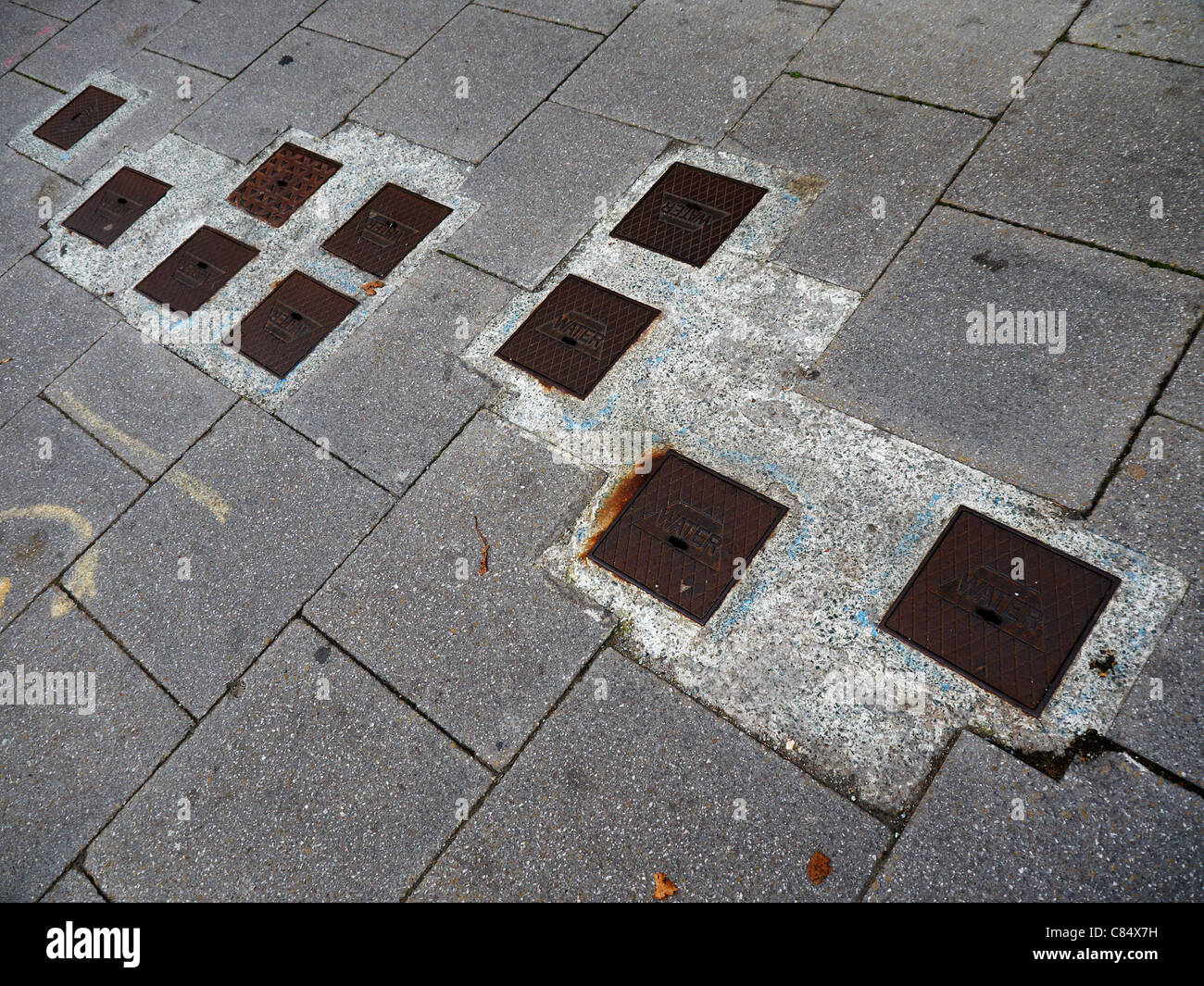 Manhole pavement cover uk hi-res stock photography and images - Alamy