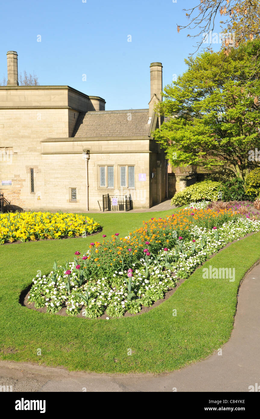 English garden mowed lawn hi-res stock photography and images - Alamy