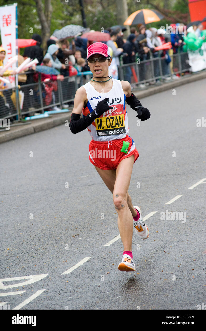 Mari Ozaki running london marathon england Stock Photo - Alamy