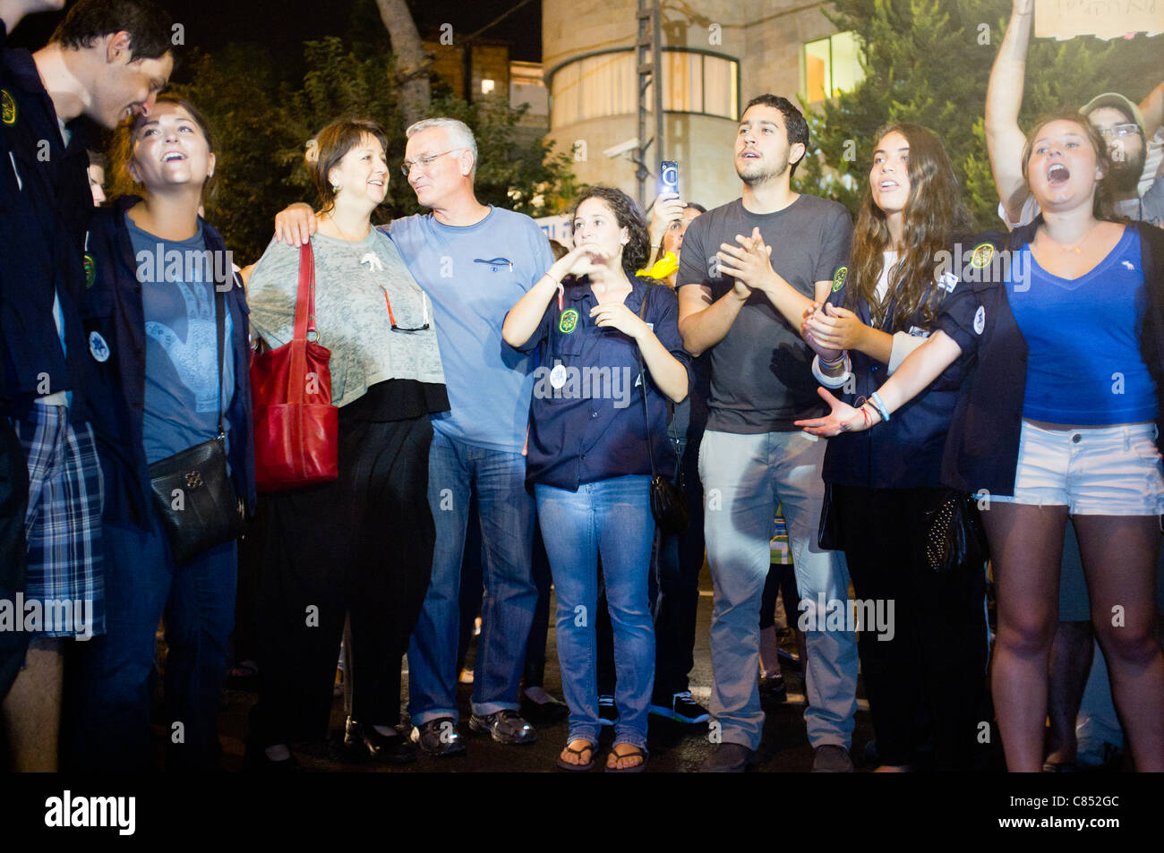 Hundreds of supporters gather around the Shalit family protest tent ...