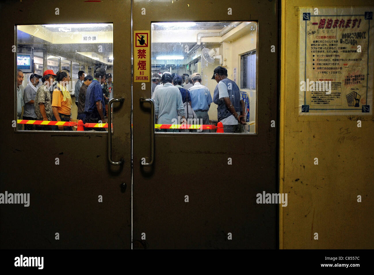 Unemployed people line up hi-res stock photography and images - Alamy