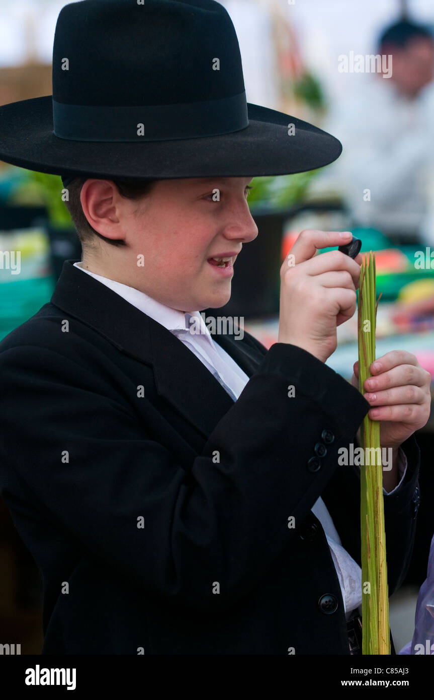 Orthodox jewish boy hi-res stock photography and images - Alamy
