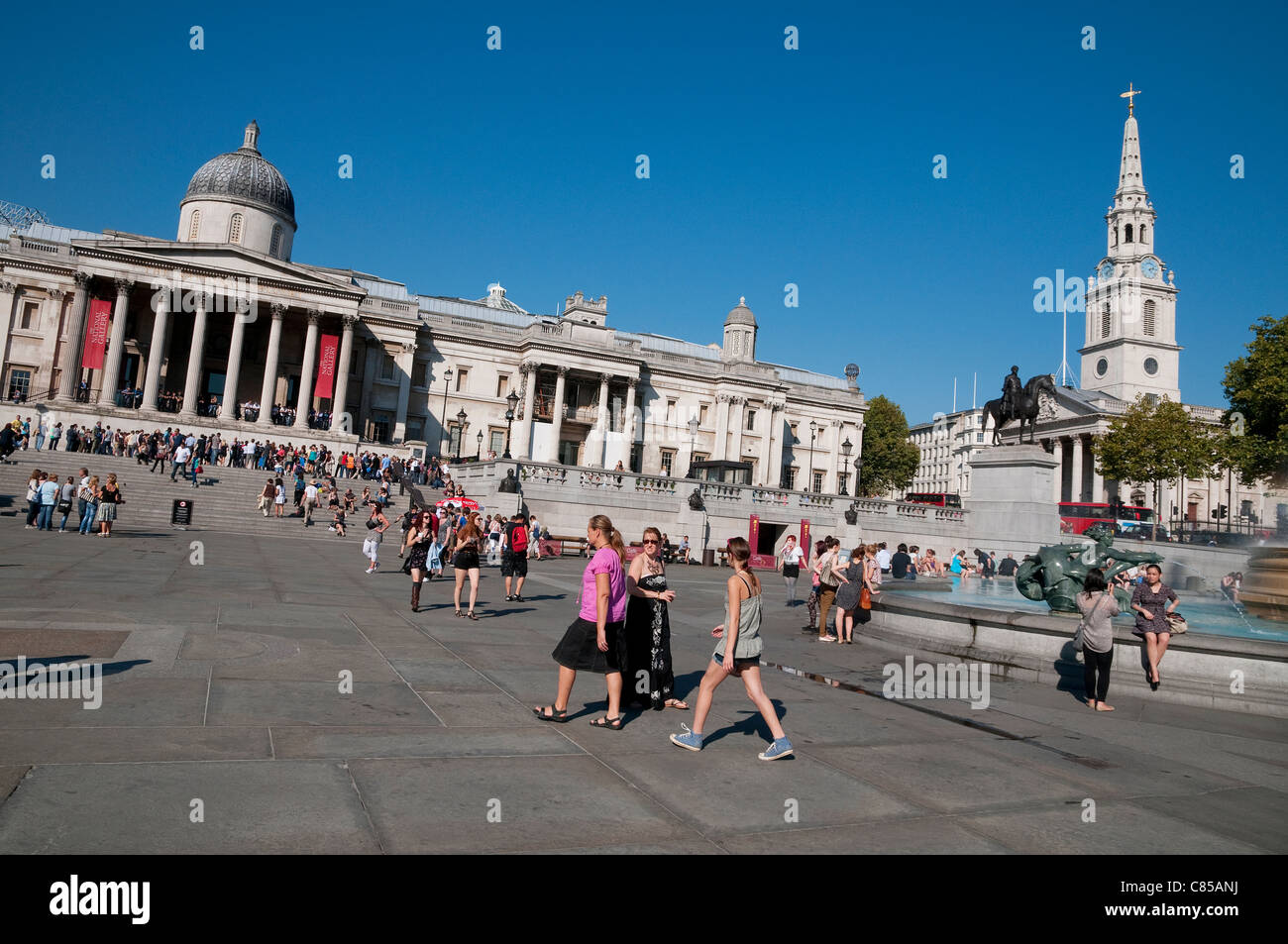 Trafalgar square monuments hi-res stock photography and images - Alamy