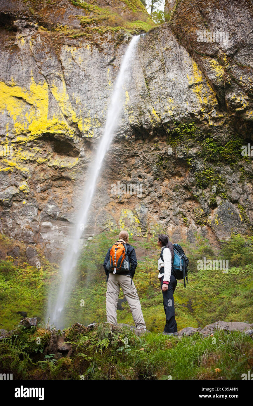Friends Hiking, Hood River, Oregon, USA Stock Photo - Alamy
