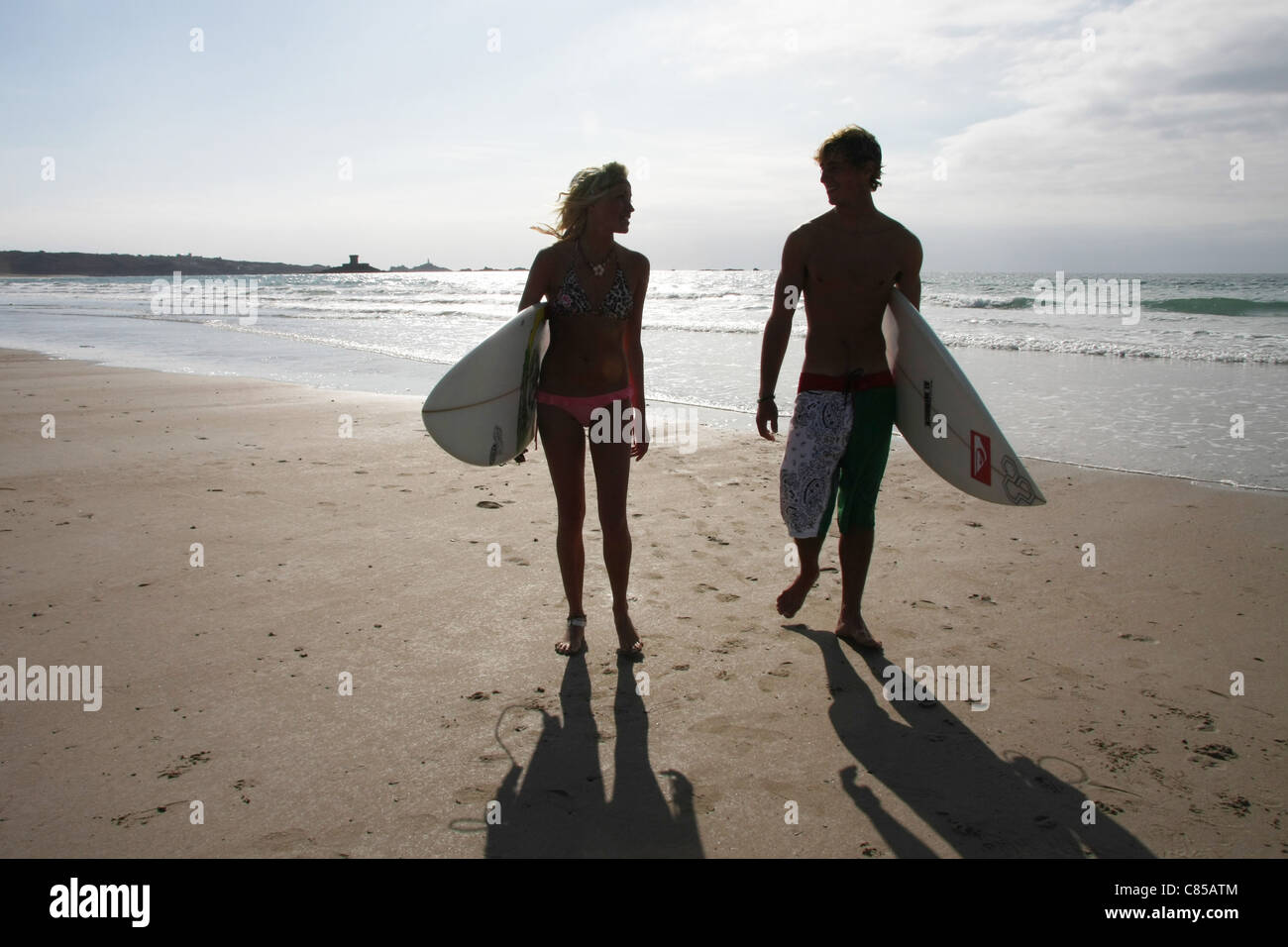 Boy and girl surfers hi-res stock photography and images - Alamy