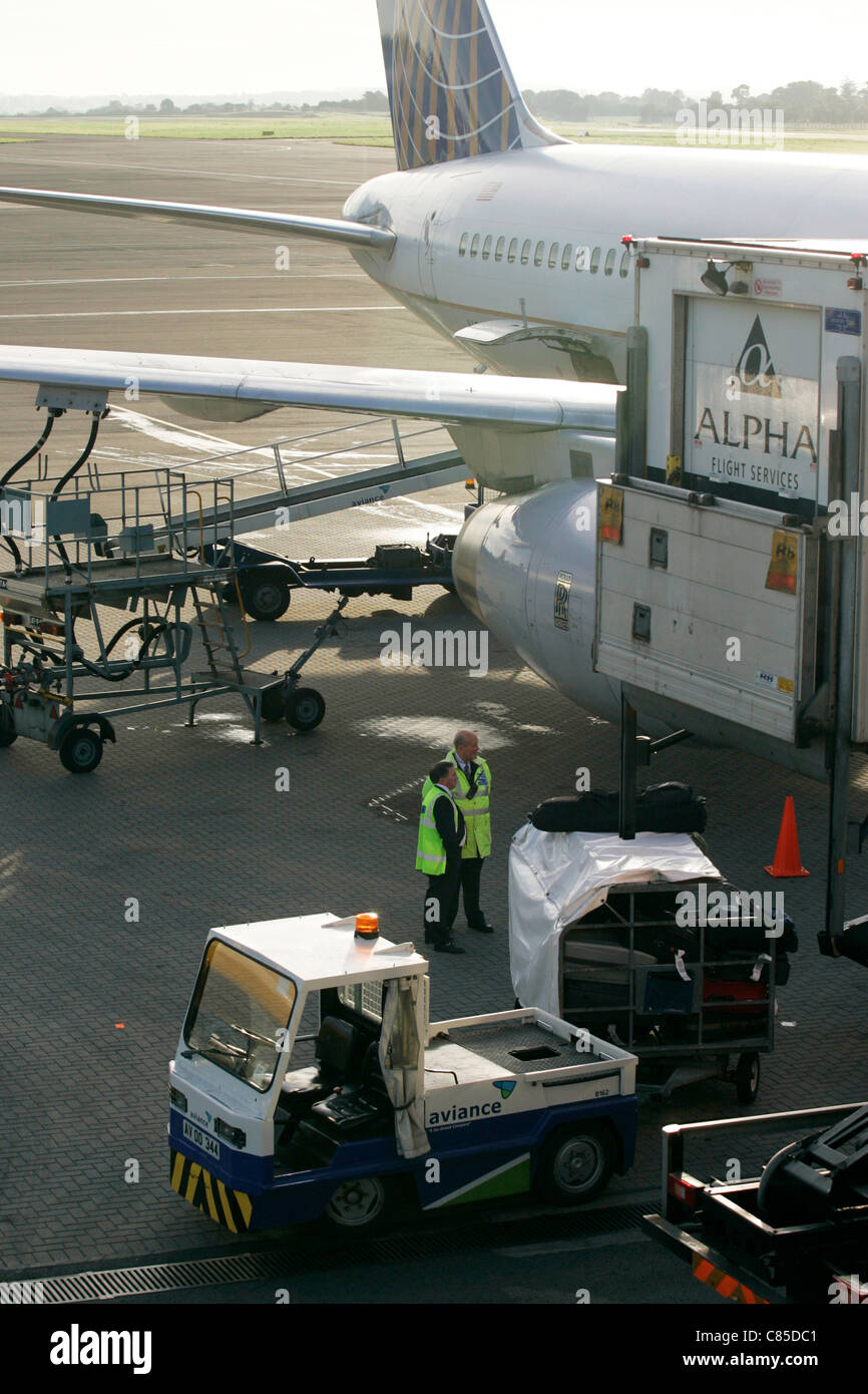 Baggage Truck Airport Stock Photos & Baggage Truck Airport Stock Images ...