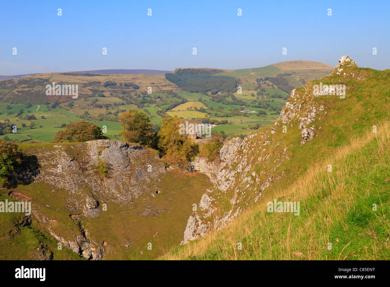 Peveril Castle in Cave Dale, Castleton, Derbyshire, Peak District ...