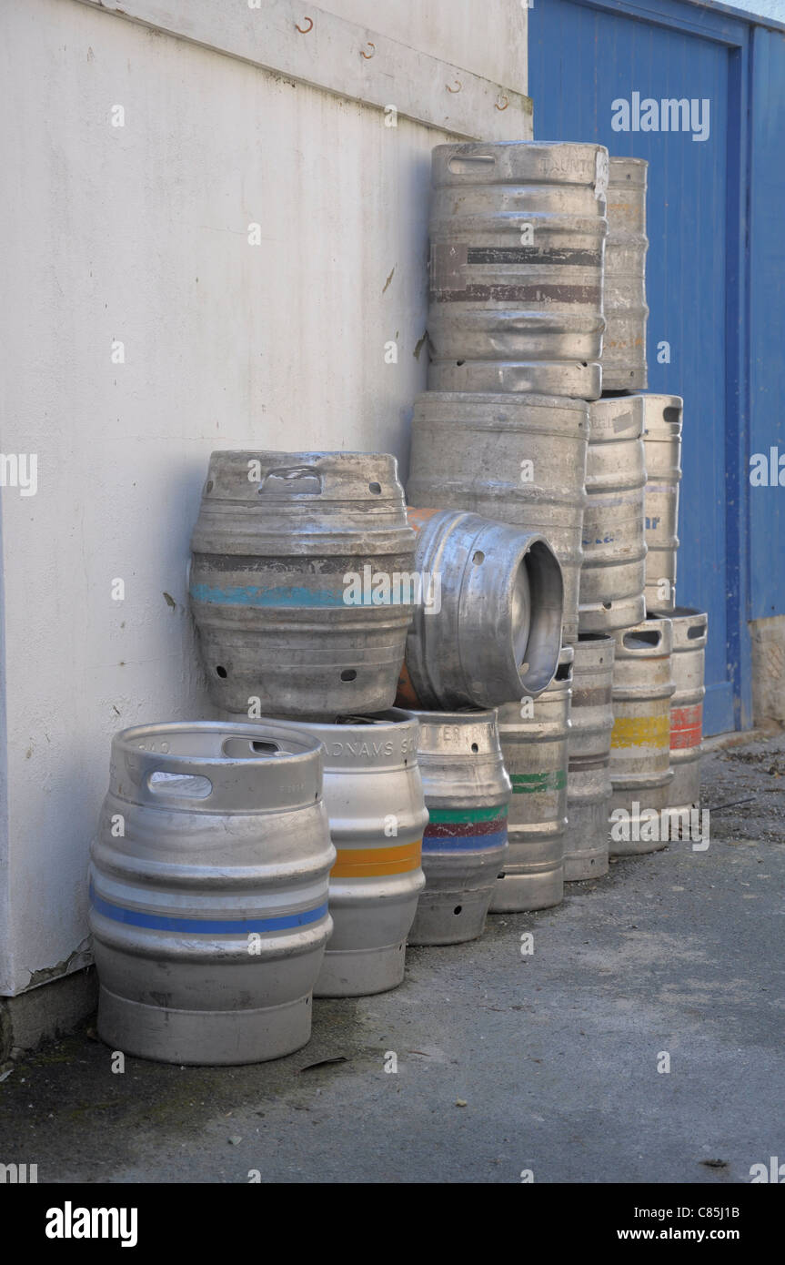 Barrels stacked outside a pub hi-res stock photography and images - Alamy