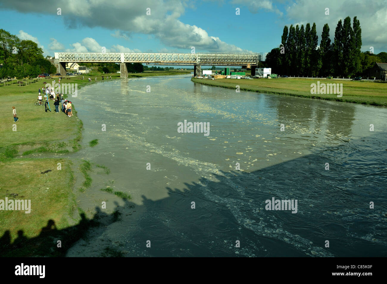 Tidal bore on the coastal river la Sélune, Pontaubault bridge (Manche ...