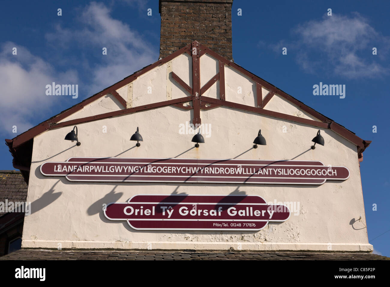 Llanfairpwllgwyngyllgogerychwyrndrobwllllantysiliogogogoch hi-res stock ...