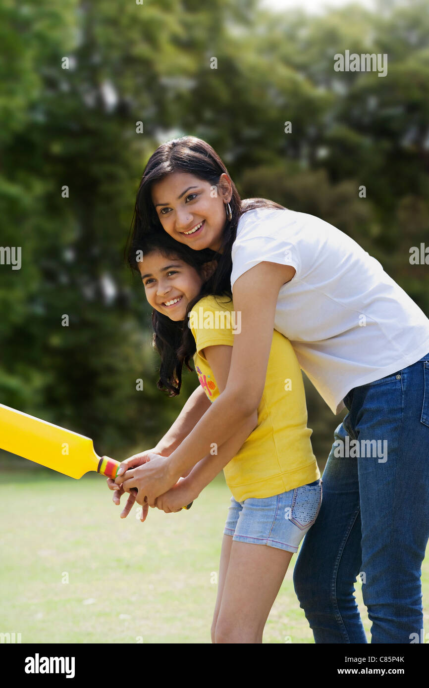 Girls playing cricket hi-res stock photography and images - Alamy