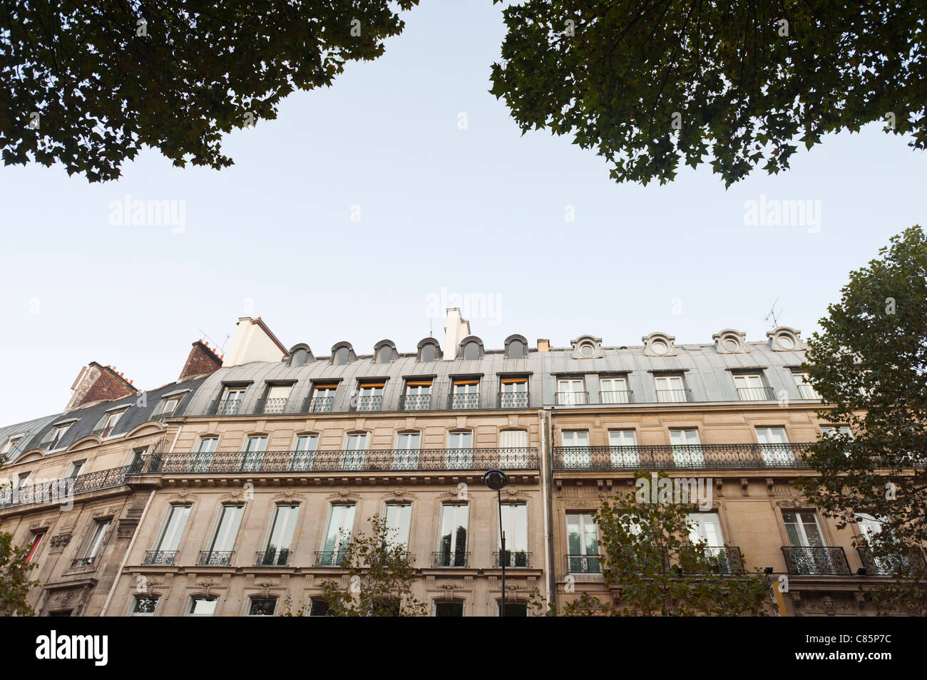 Parisian apartment building hi-res stock photography and images - Alamy