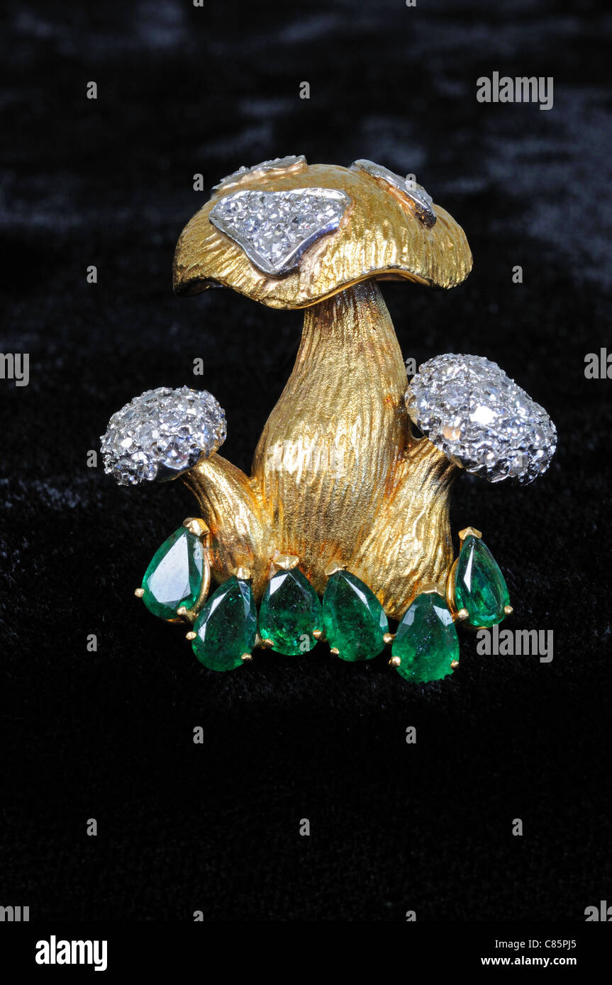 Diamond brooch hi-res stock photography and images - Alamy