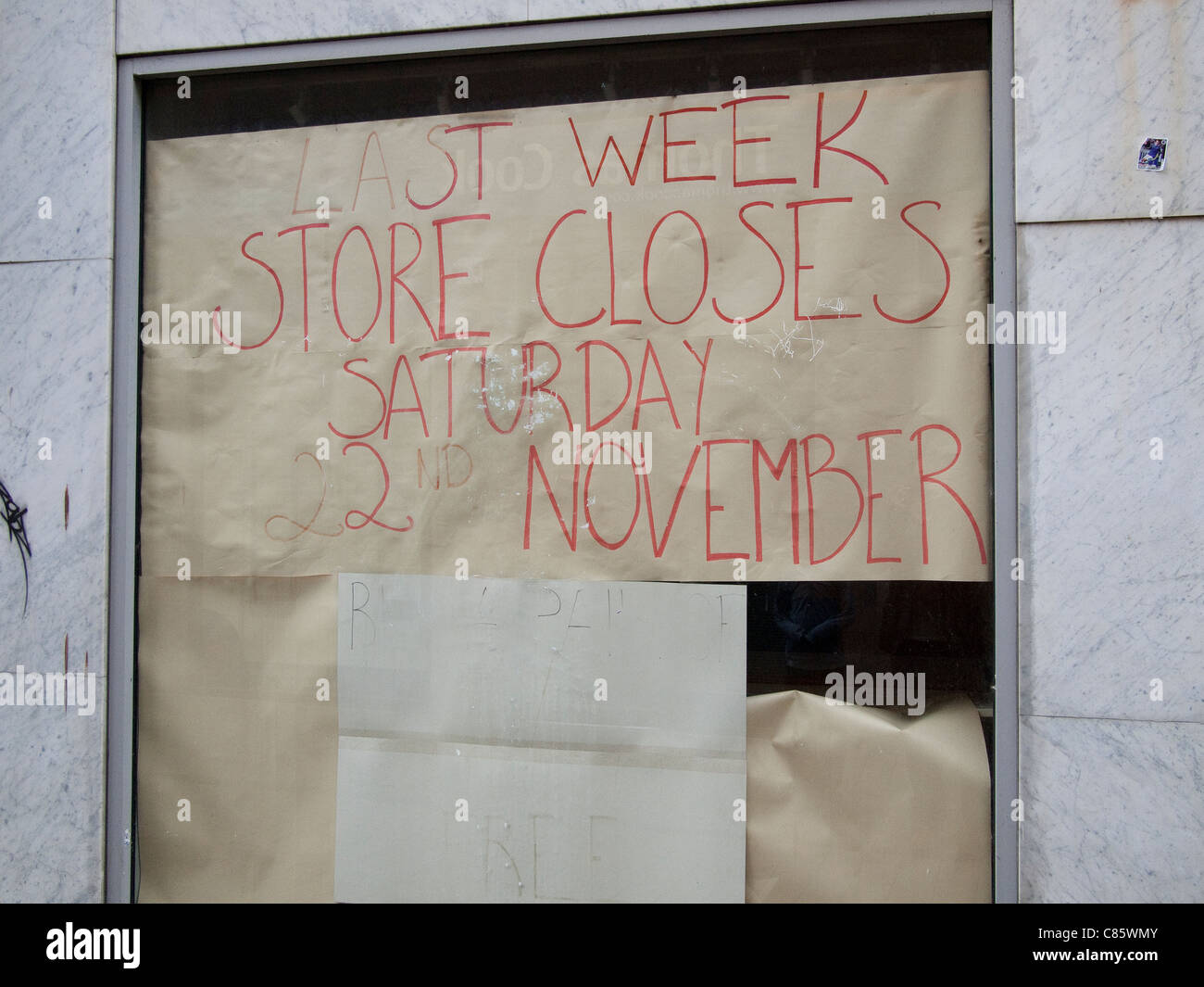 Store closing sign hi-res stock photography and images - Alamy