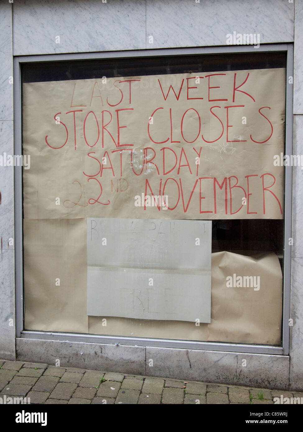 Store closing sign High Resolution Stock Photography and Images - Alamy