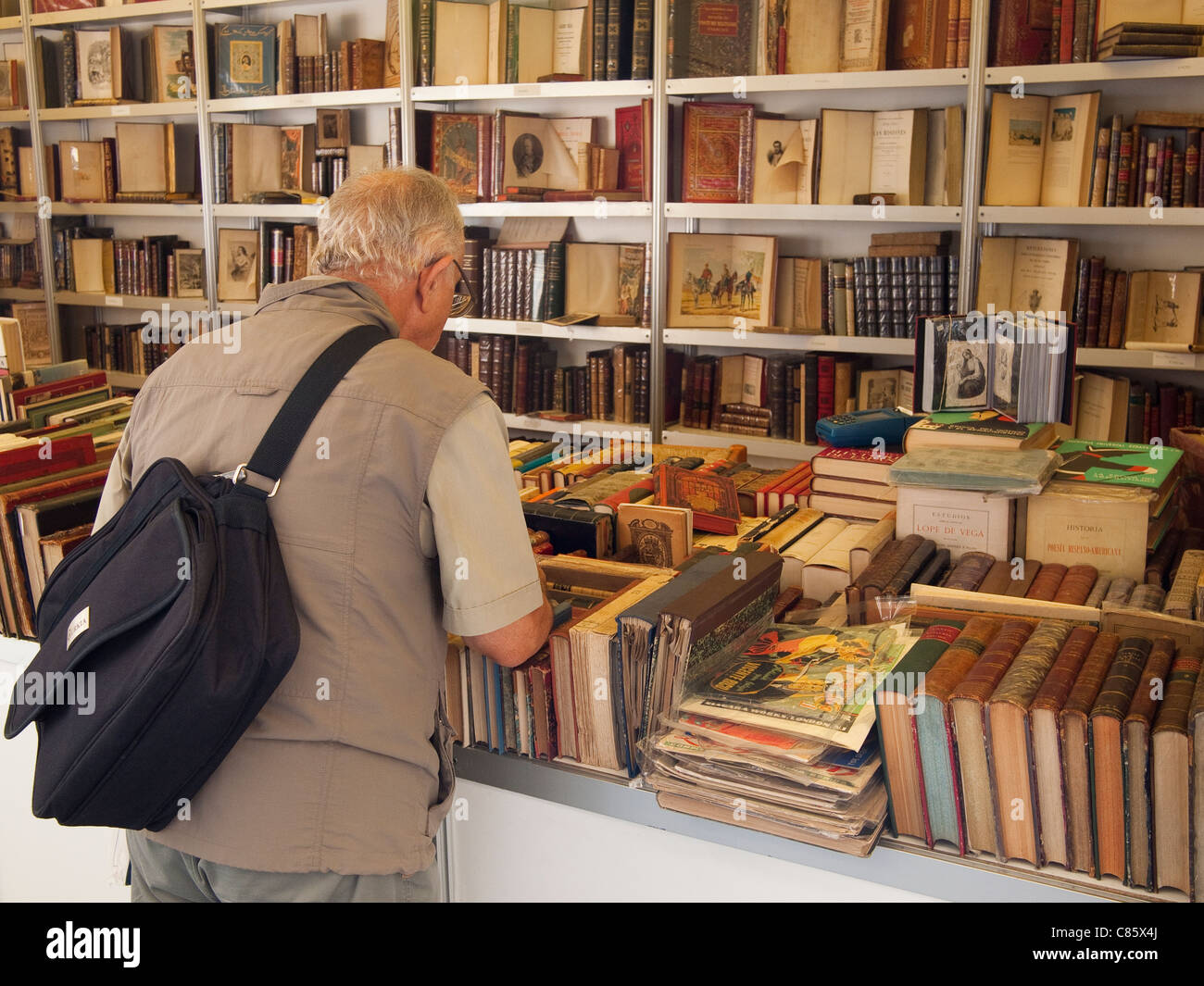 Streetside book stall hi-res stock photography and images - Alamy