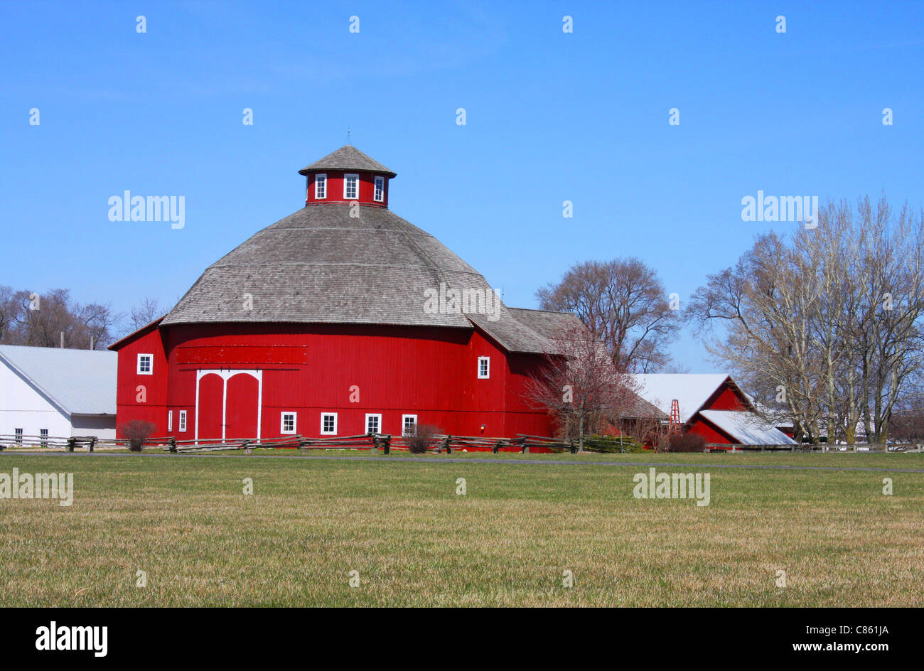 Red round barn hi-res stock photography and images - Alamy