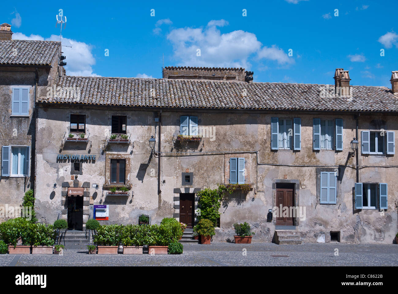 Row houses on the Piazza del Duomo in Orvieto, Umbria, Italy Stock ...