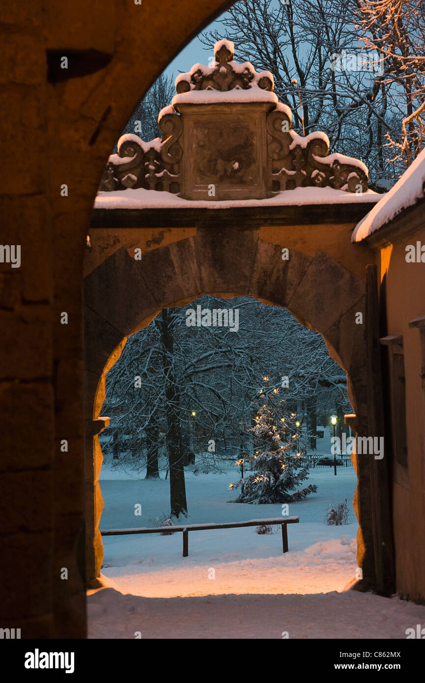 Snow and arch hi-res stock photography and images - Alamy