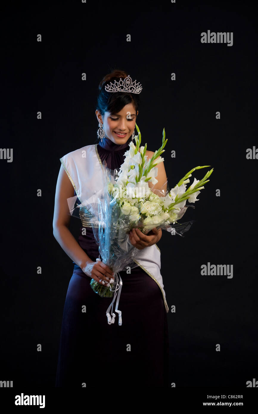 Queen holding flower hi-res stock photography and images - Alamy