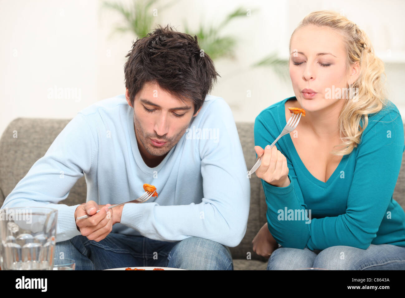portrait of a couple eating Stock Photo - Alamy