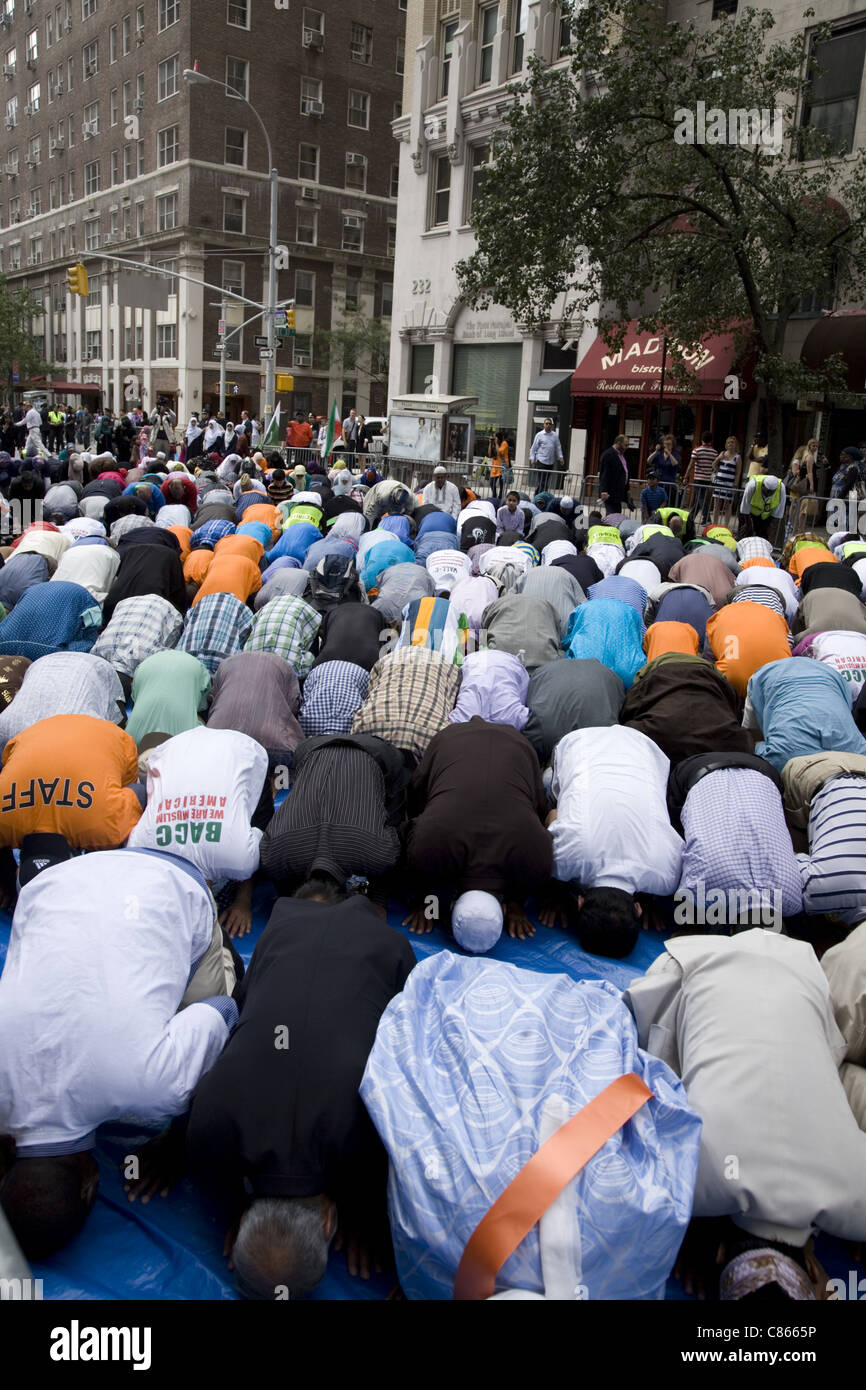 Muslim public praying hi-res stock photography and images - Alamy